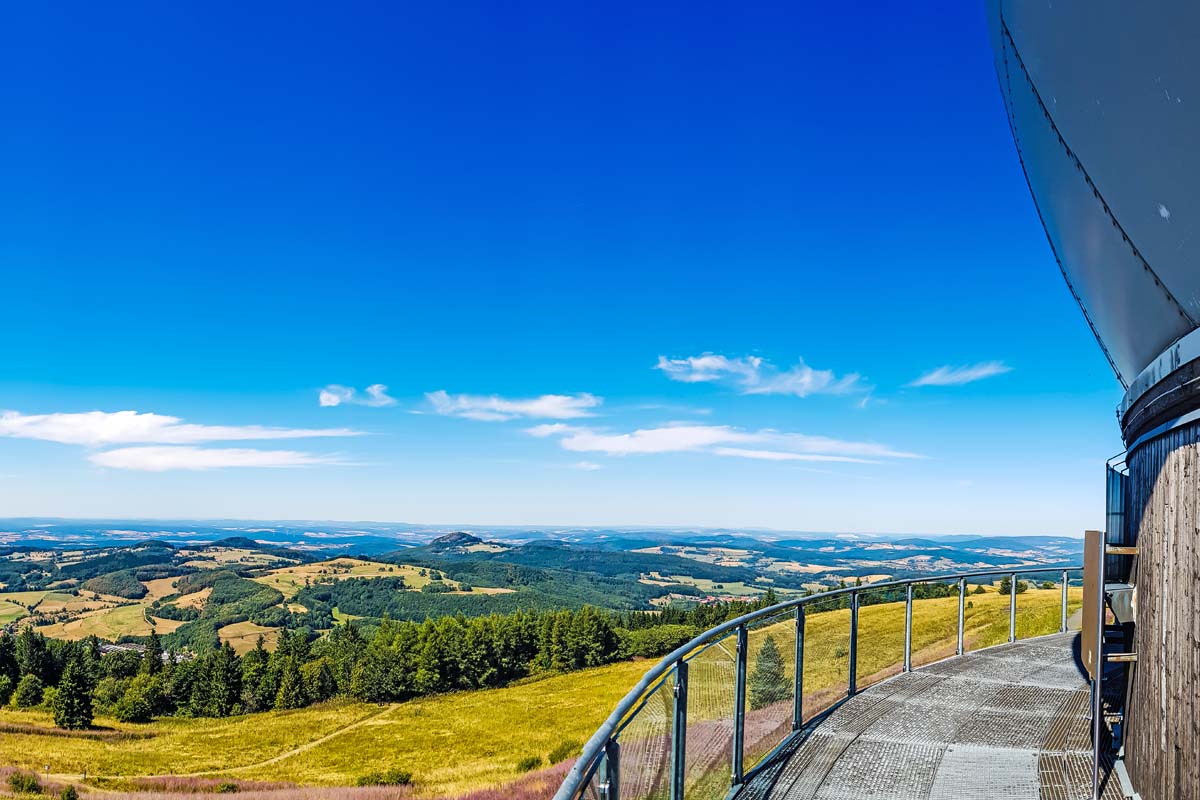 Ferienhäuser mit Durchblick zum Sternenhimmel - Feriendorf Wasserkuppe Ferienhäuser mit Durchblick zum Sternenhimmel - Feriendorf Wasserkuppe